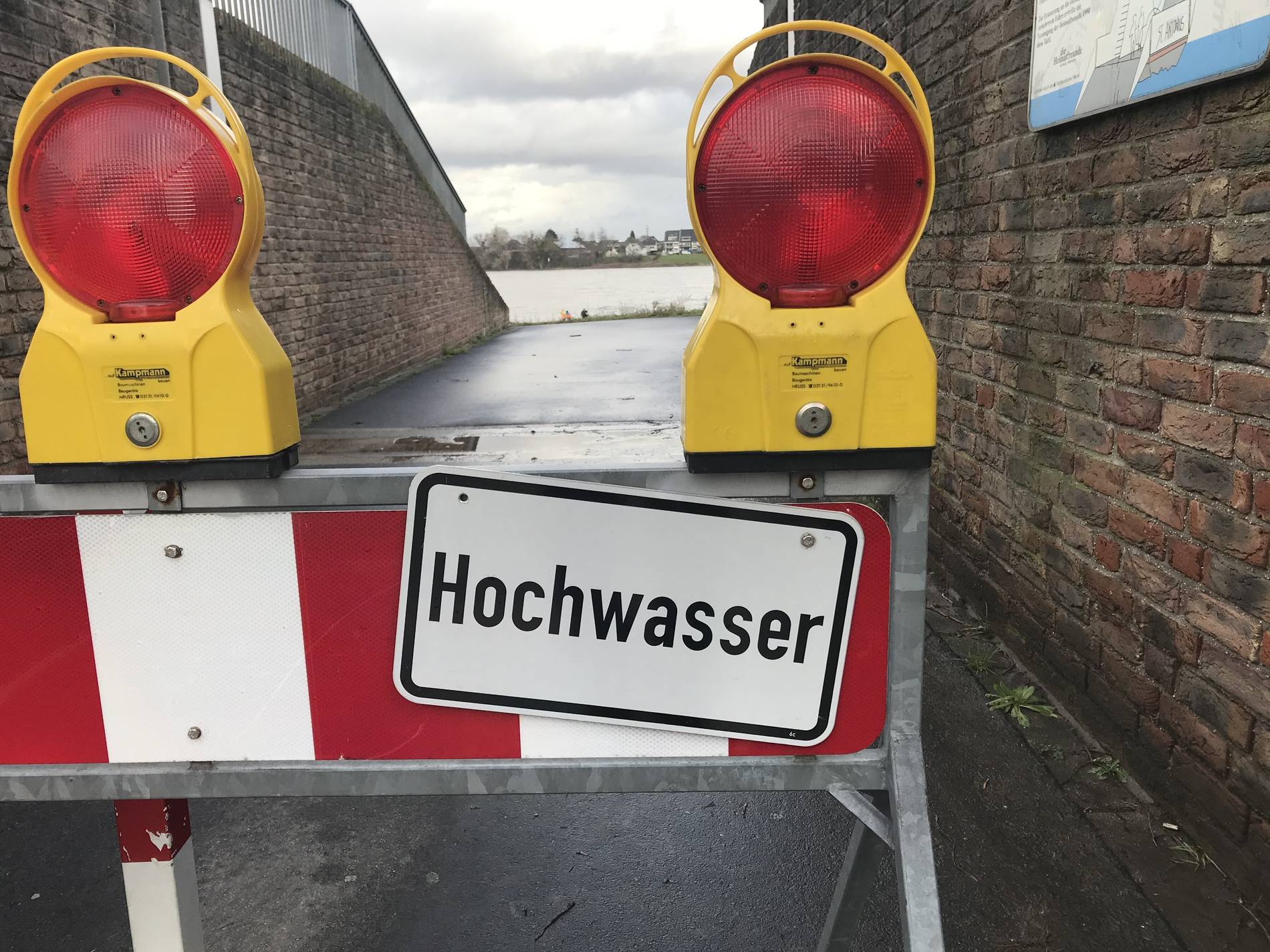 Der Deich in Uedesheim schützt vor Hochwasser