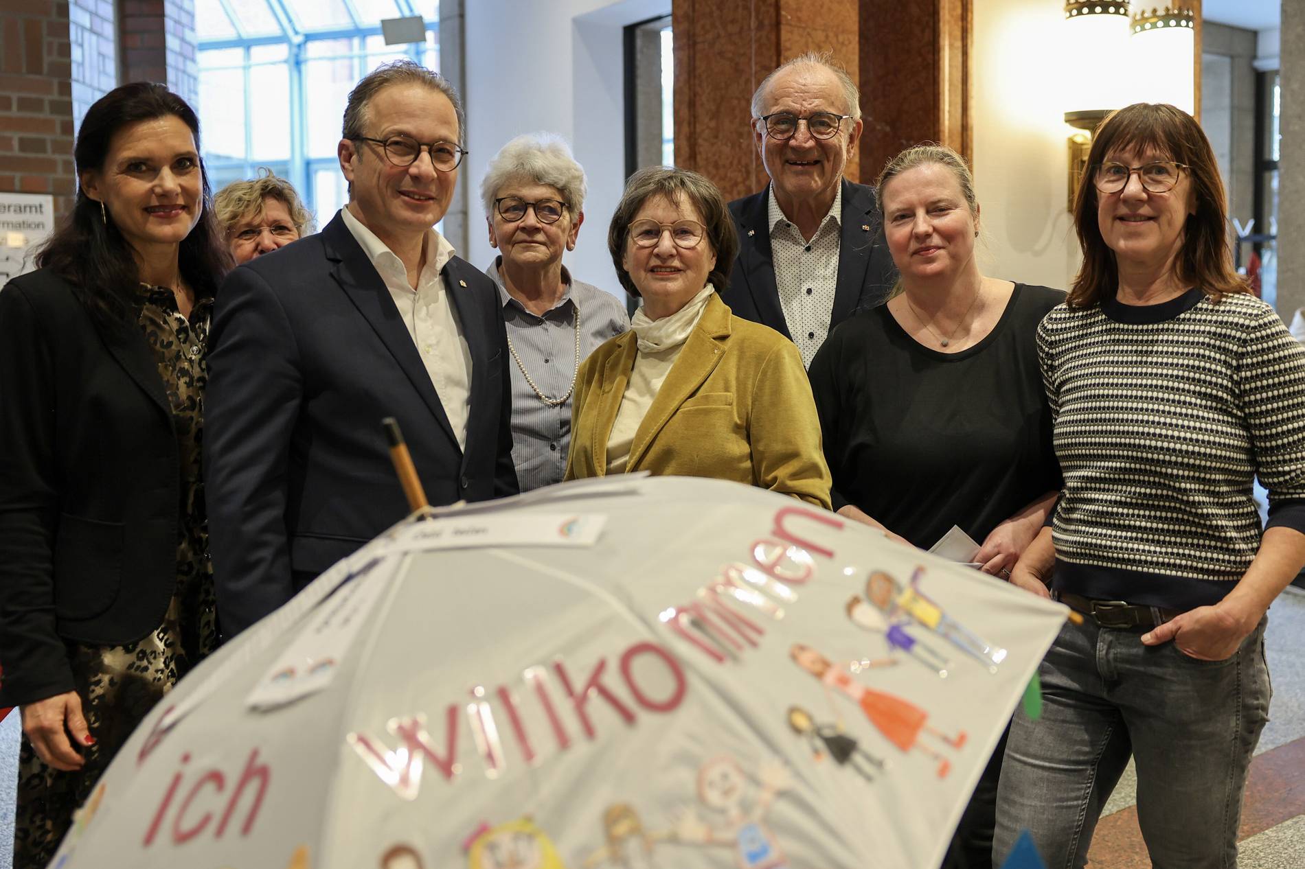 50 Jahre Kinderschutzbund Neuss: Kinder gestalten bunte Schirme