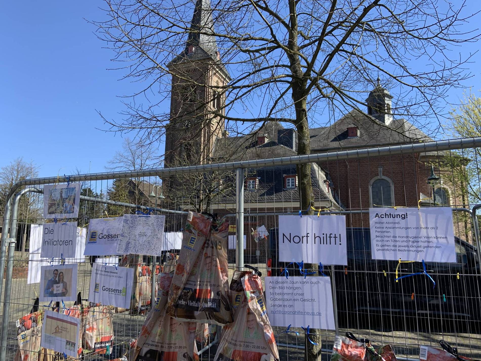 Norfer Bürger stellen einen Gaben- und Fürbittenzaun auf